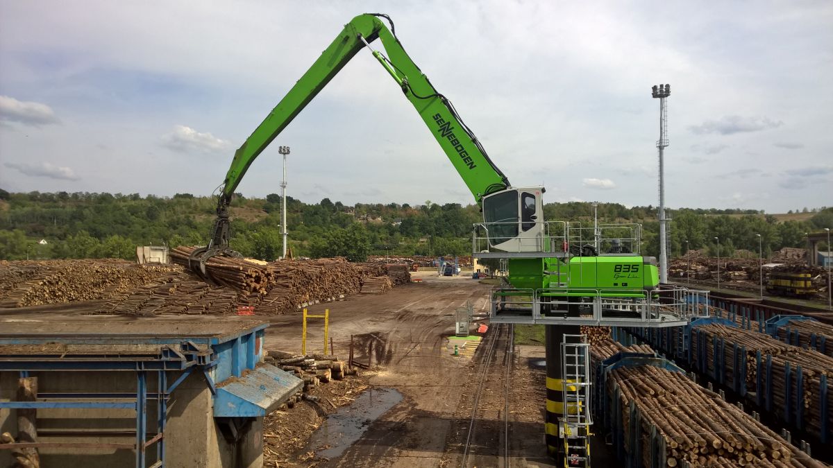 Pulp & Paper Mill Combines Mobile And Stationary SENNEBOGEN Machines ...